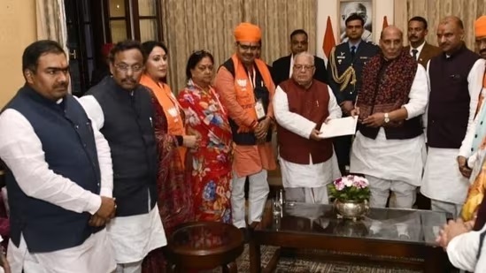 राजस्थान: नए CM भजन लाल शर्मा की कुल संपत्ति से कई गुना ज्यादा है ड‍िप् ...