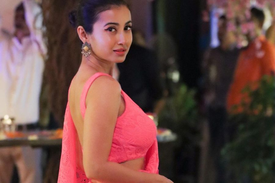 শর্ট লাল পোশাকে টোনড পা ফ্লন্ট করছেন মনামী, ভাইরাল ছবি | Latest ...