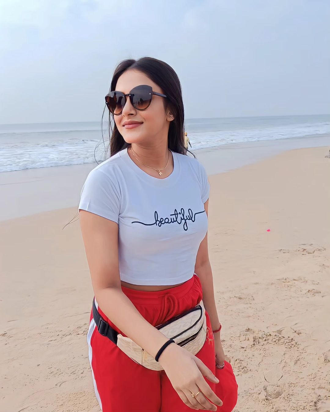 নৌকায় বসে পোজ দিচ্ছেন টেলি অভিনেত্রী, মায়াবী অবতারে কার দিকে তাকিয়ে ...