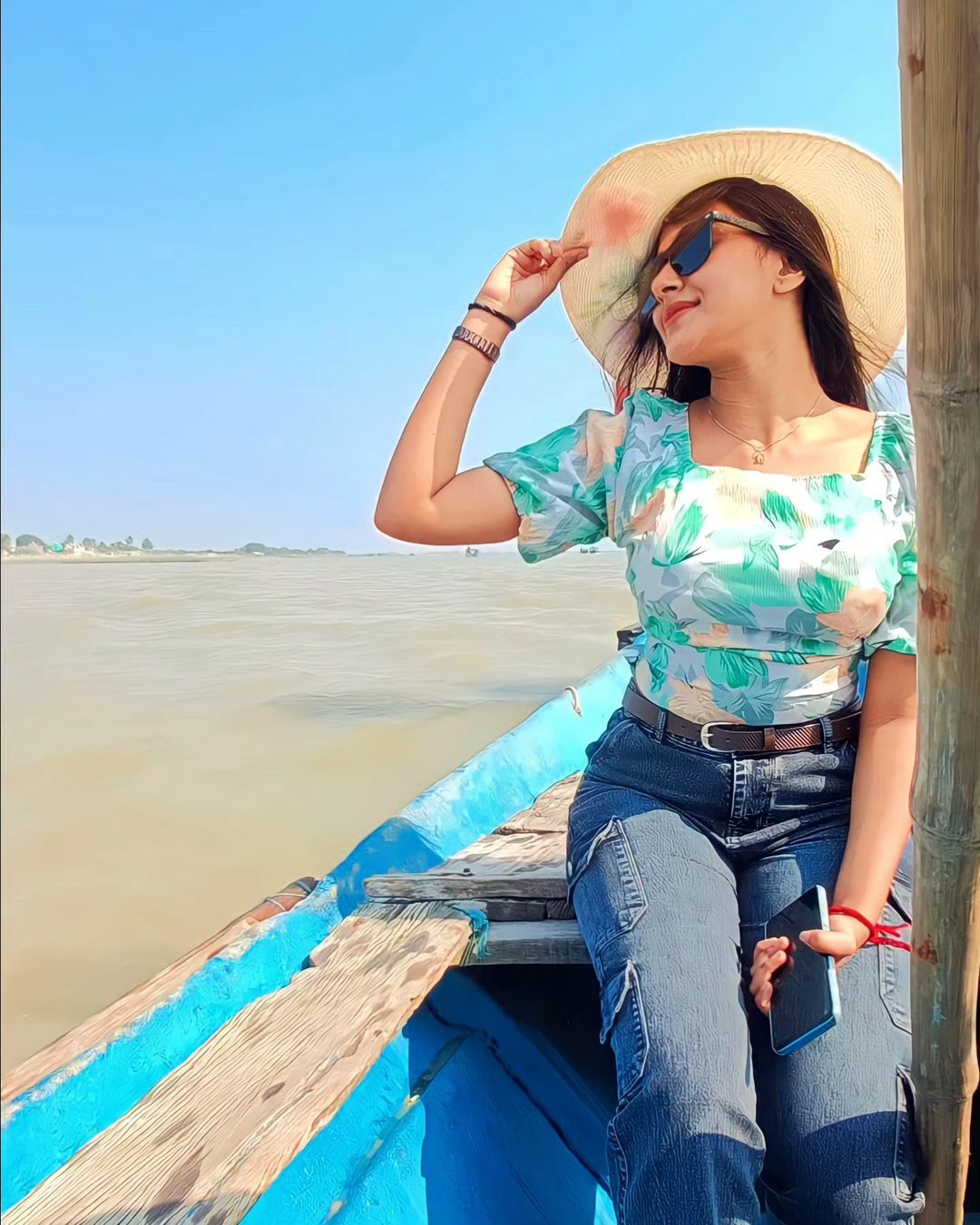 নৌকায় বসে পোজ দিচ্ছেন টেলি অভিনেত্রী, মায়াবী অবতারে কার দিকে তাকিয়ে ...