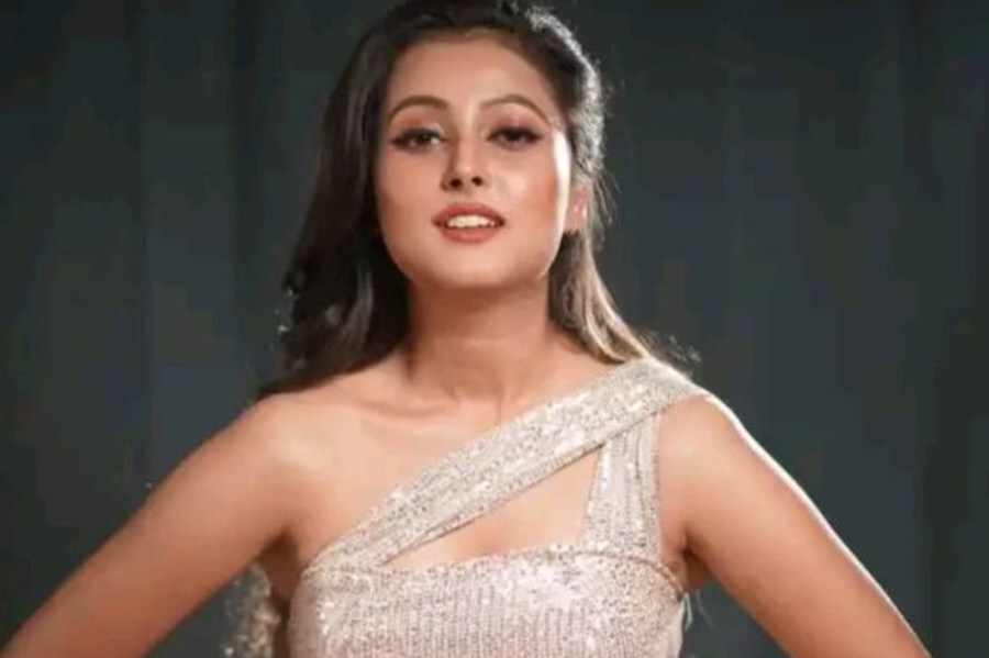 সৈকতের ধারে হট প্যান্টে পল্লবী, নয়া লুকে নেট নাগরিকদের স্তব্ধ করছেন ...