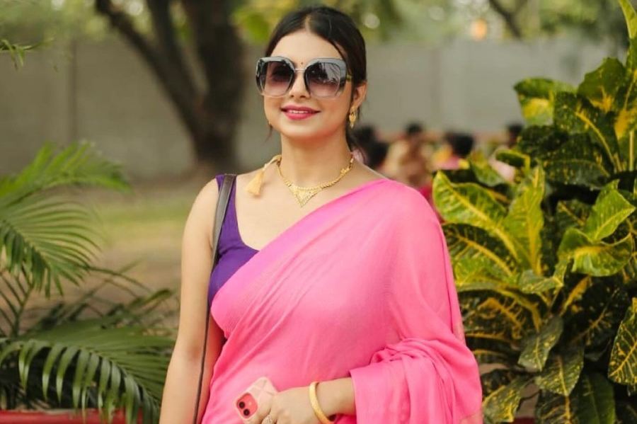 গোলাপি রঙের শাড়িতে লাস্যময়ী প্রেরণা, অভিনেত্রীর মায়াবী অবতারে মন ...