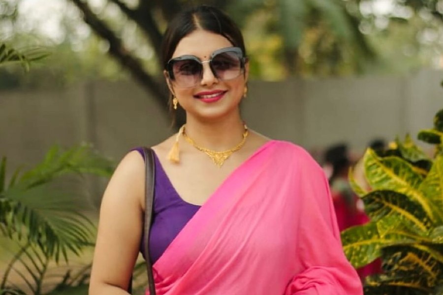 গোলাপি রঙের শাড়িতে লাস্যময়ী প্রেরণা, অভিনেত্রীর মায়াবী অবতারে মন ...