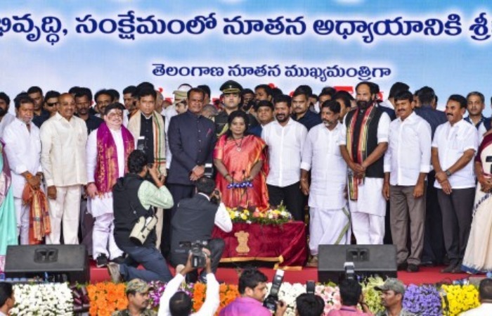 ತೆಲಂಗಾಣ ಮುಖ್ಯಮಂತ್ರಿಯಾಗಿ ರೇವಂತ್ ರೆಡ್ಡಿ ಪ್ರಮಾಣ ವಚನ: ಇಲ್ಲಿವೆ ಫೋಟೋಸ್ ...