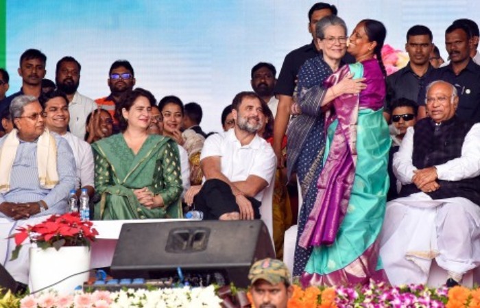 ತೆಲಂಗಾಣ ಮುಖ್ಯಮಂತ್ರಿಯಾಗಿ ರೇವಂತ್ ರೆಡ್ಡಿ ಪ್ರಮಾಣ ವಚನ: ಇಲ್ಲಿವೆ ಫೋಟೋಸ್ ...