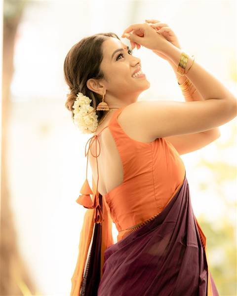 PHOTOS: வெளிநாட்டில் ஜாலி பண்ணும் 'பாண்டவர் பூமி' சீரியல் நடிகை ...