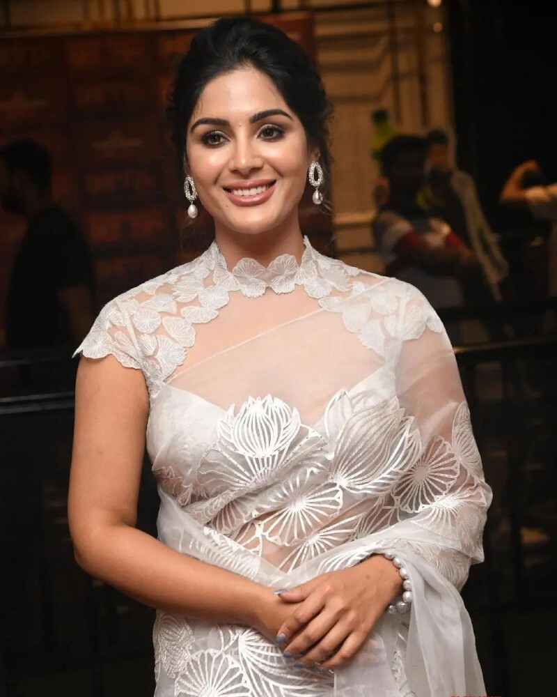 South Actress Samyuktha Menon's Glamorous Saree Look in Upcoming Movie Devil Trailer Launch ...