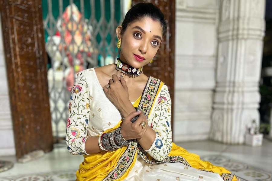 লেহেঙ্গায় গ্ল্যামারাস দেবলীনা, নয়া অবতারে মুগ্ধ অনুগামীরা ...