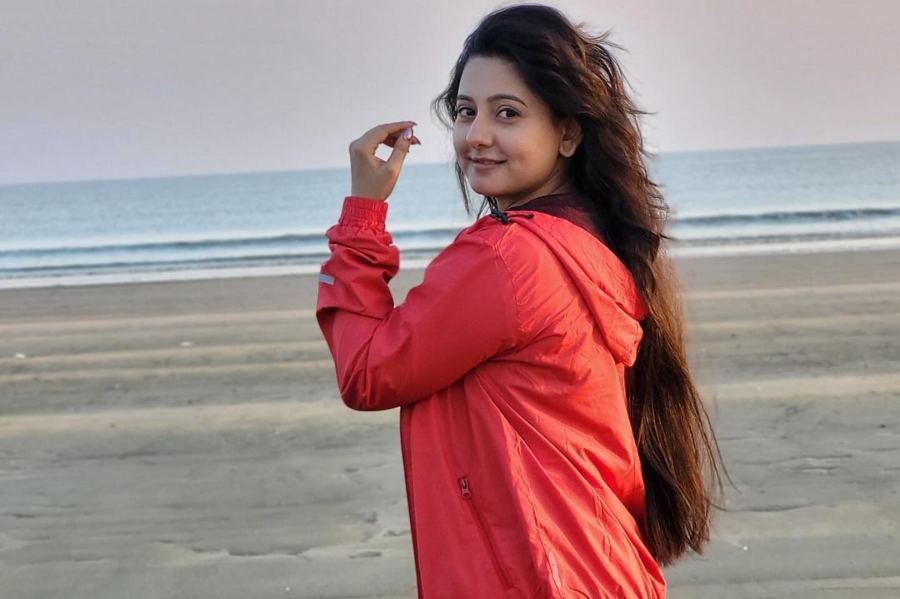 শীত পরতেই আনন্দে আত্মহারা শ্রাবণী, সৈকতের পাড়ে দাঁড়িয়ে পোজ দিচ্ছেন টেলি অভিনেত্রী ...