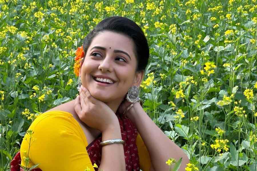 শীত পরতেই আনন্দে আত্মহারা শ্রাবণী, সৈকতের পাড়ে দাঁড়িয়ে পোজ দিচ্ছেন ...