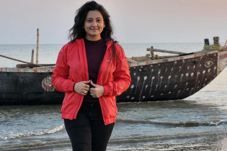 শীত পরতেই আনন্দে আত্মহারা শ্রাবণী, সৈকতের পাড়ে দাঁড়িয়ে পোজ দিচ্ছেন টেলি অভিনেত্রী ...