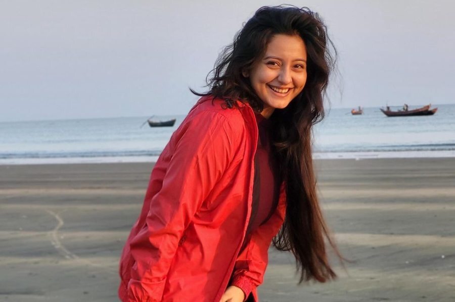শীত পরতেই আনন্দে আত্মহারা শ্রাবণী, সৈকতের পাড়ে দাঁড়িয়ে পোজ দিচ্ছেন টেলি অভিনেত্রী ...