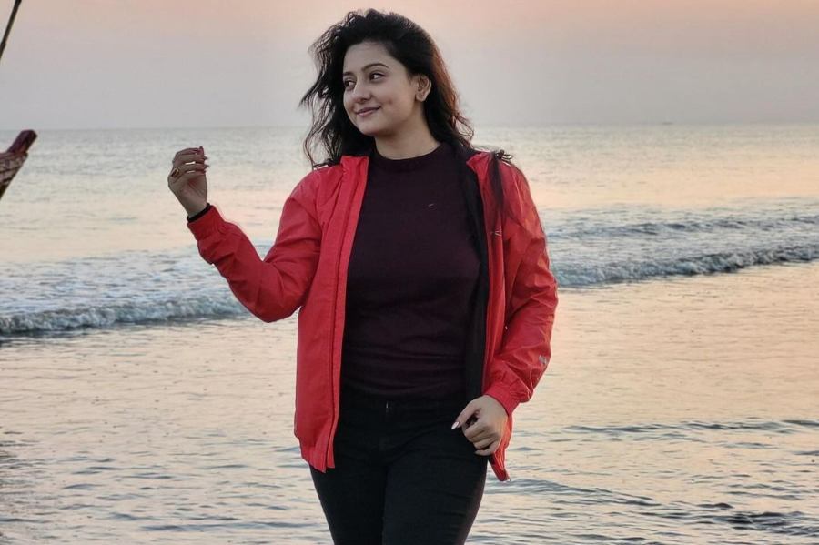 শীত পরতেই আনন্দে আত্মহারা শ্রাবণী, সৈকতের পাড়ে দাঁড়িয়ে পোজ দিচ্ছেন টেলি অভিনেত্রী ...
