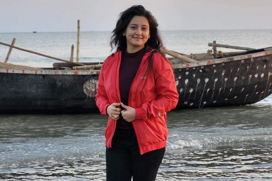 শীত পরতেই আনন্দে আত্মহারা শ্রাবণী, সৈকতের পাড়ে দাঁড়িয়ে পোজ দিচ্ছেন ...