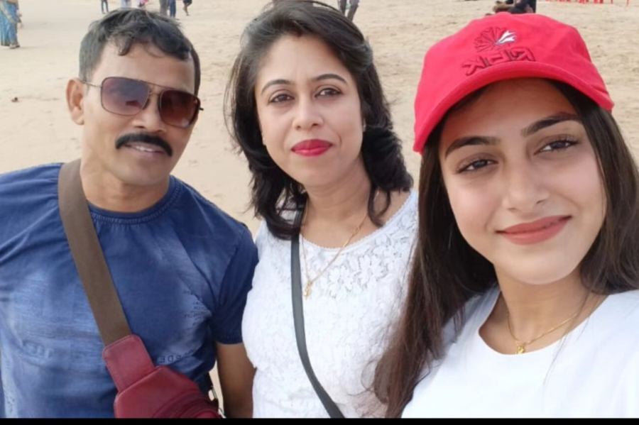 সমুদ্র সৈকতের পাশে দাঁড়িয়ে পোজ দিতে ব্যস্ত মোহনা, দেখুন অভিনেত্রীর ...